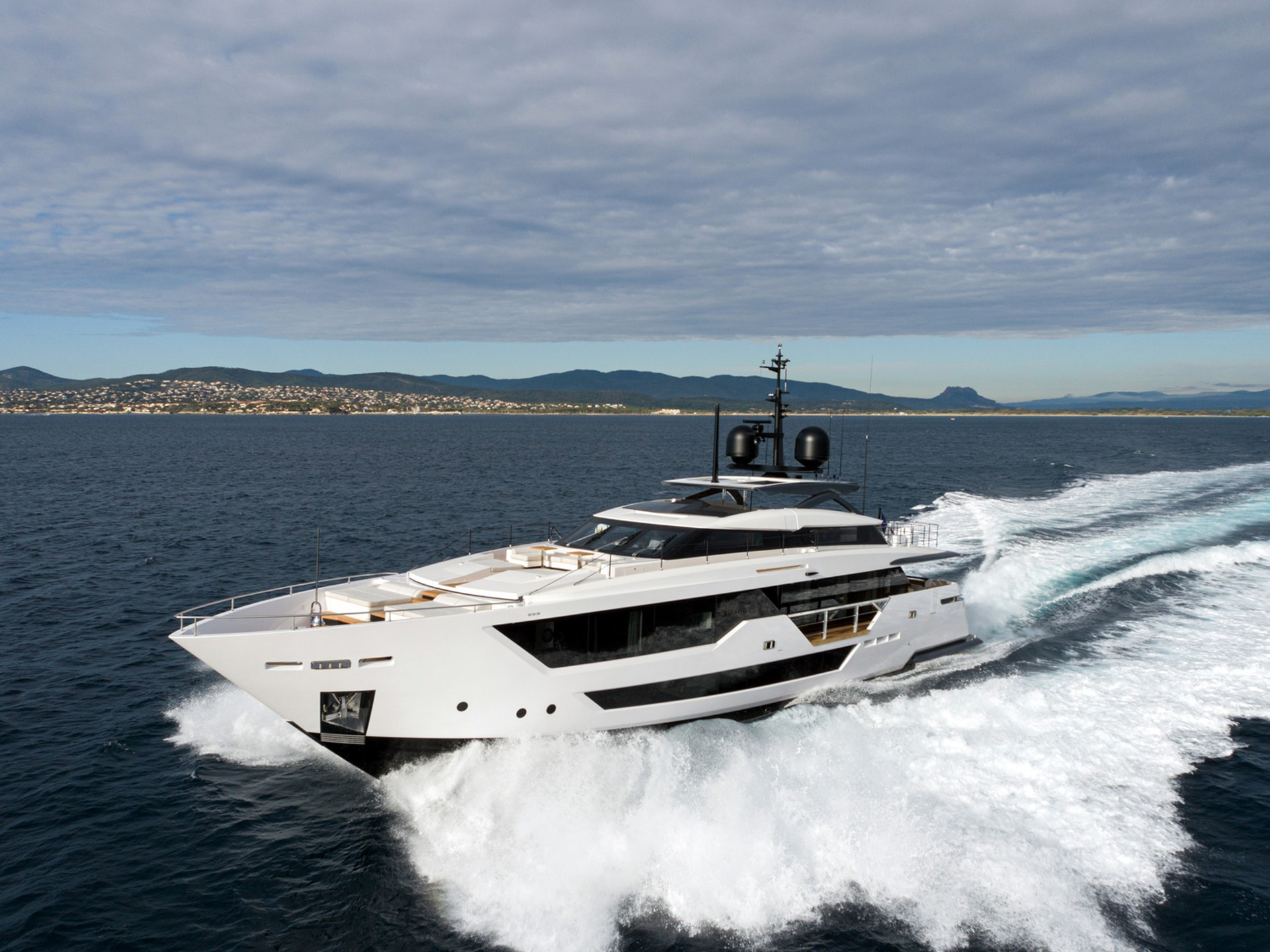 El yate de 33 metros JAG'B ofrece 10% de descuento en el Mediterráneo